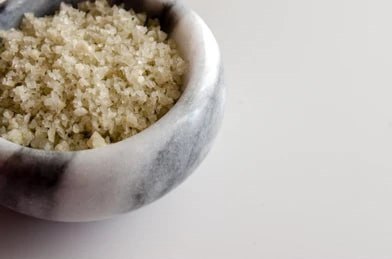 Keltská mořská sůl: Co to je + 9 přínosů pro zdraví – welzo